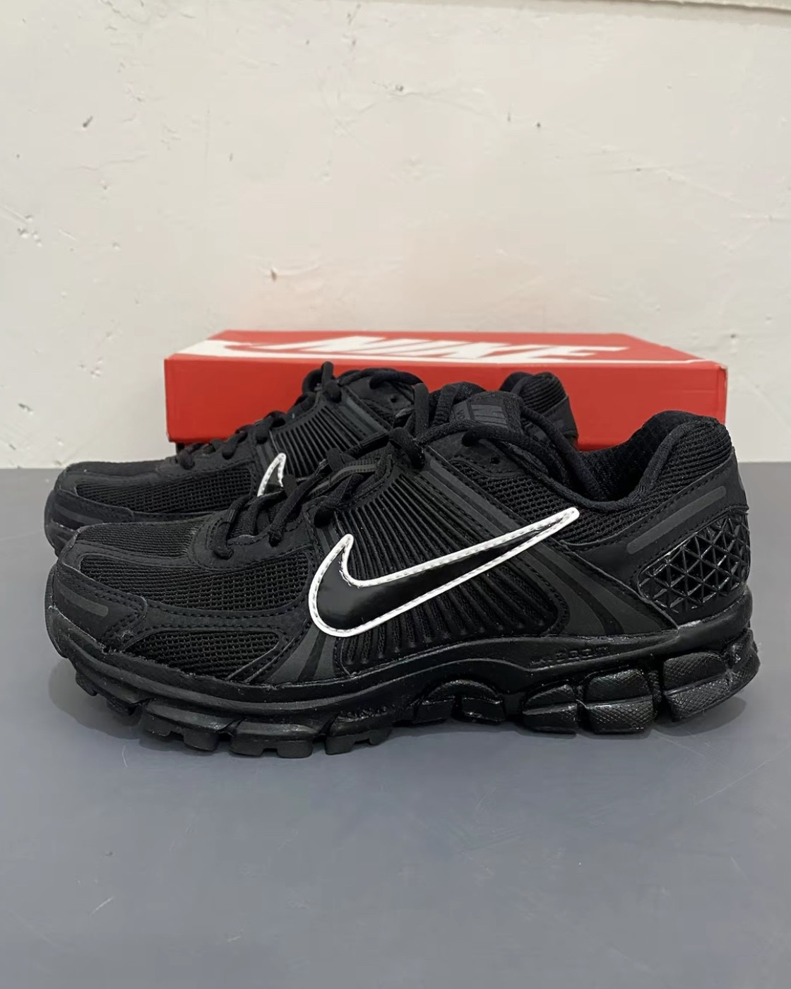 NIKE AIR ZOOM VOMERO 5 全黑 白描邊(HM9986-001) 球鞋 國外代購 潮流 精品 全球代購
